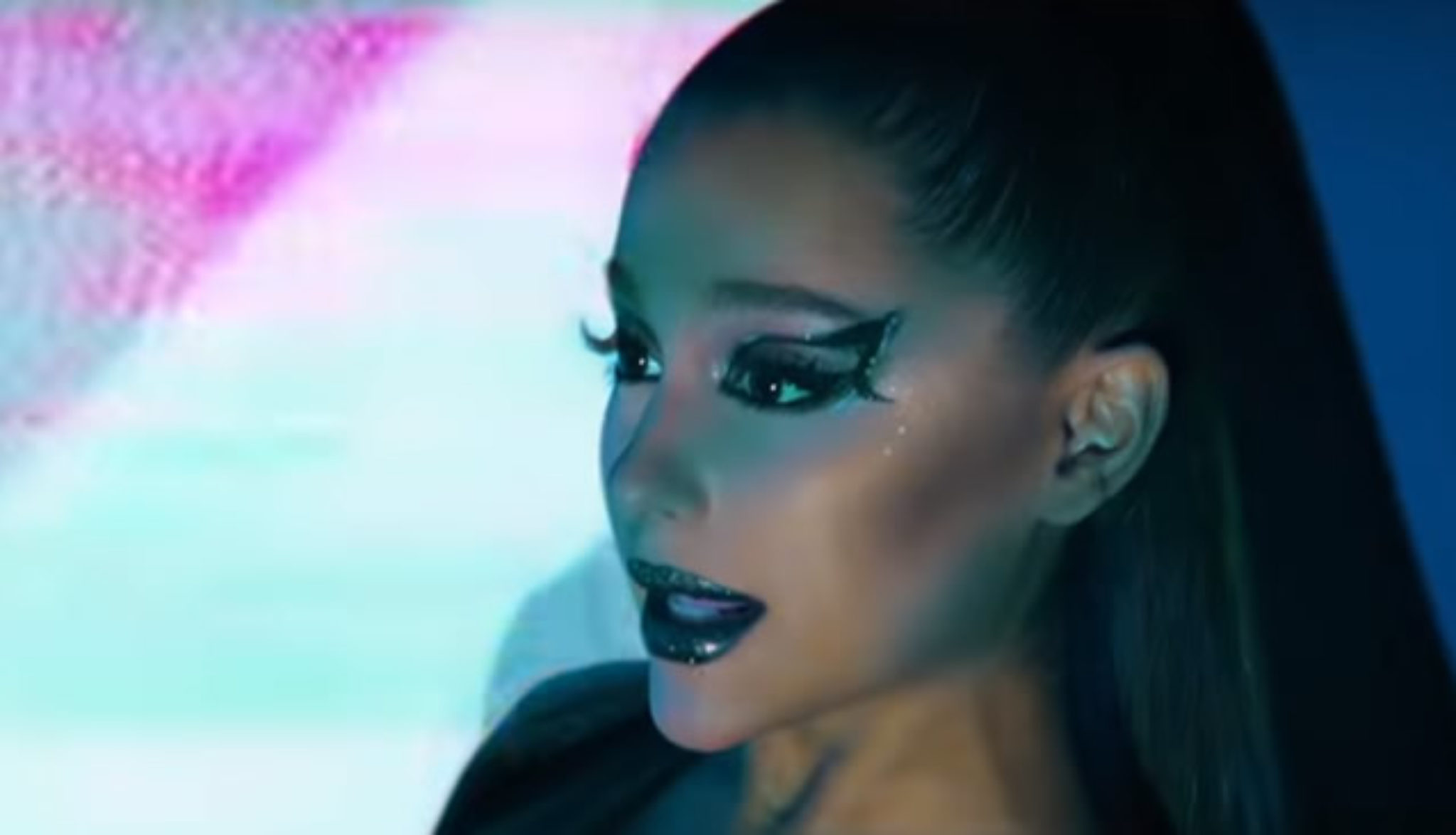 7 rings - Plugged In